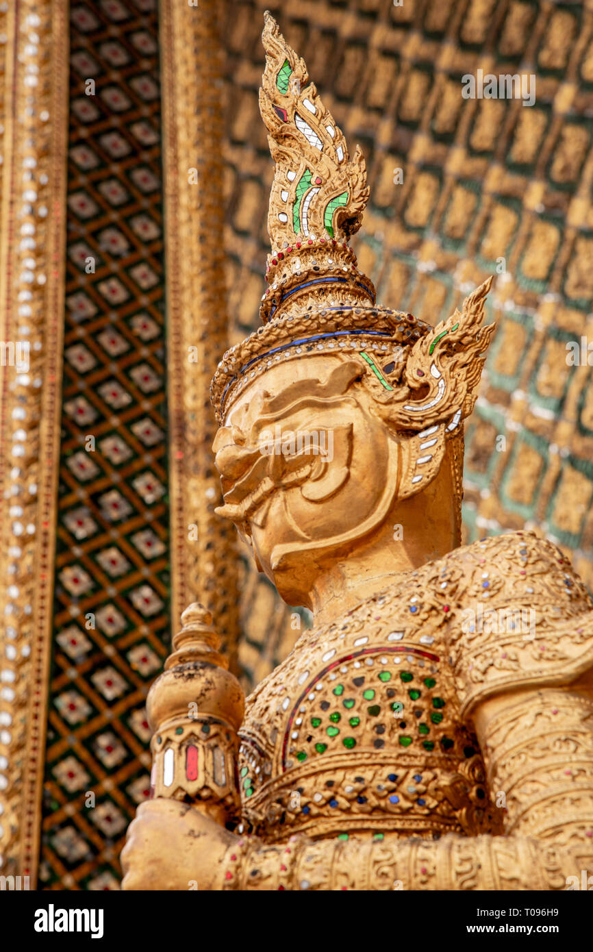 thailand golden statue Stock Photo - Alamy