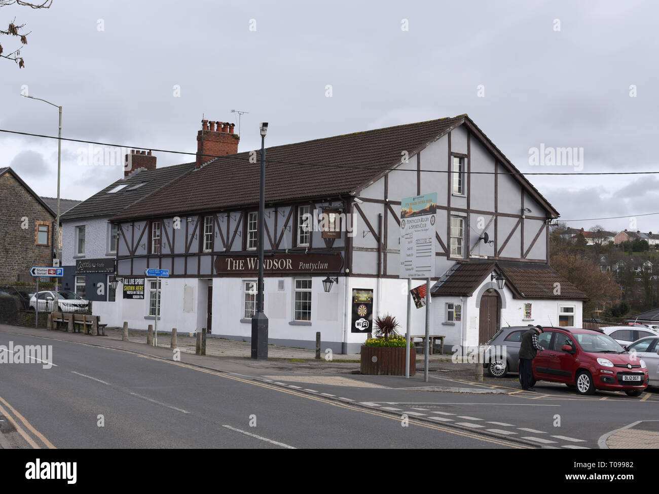 Wales rugby in pub hi-res stock photography and images - Alamy