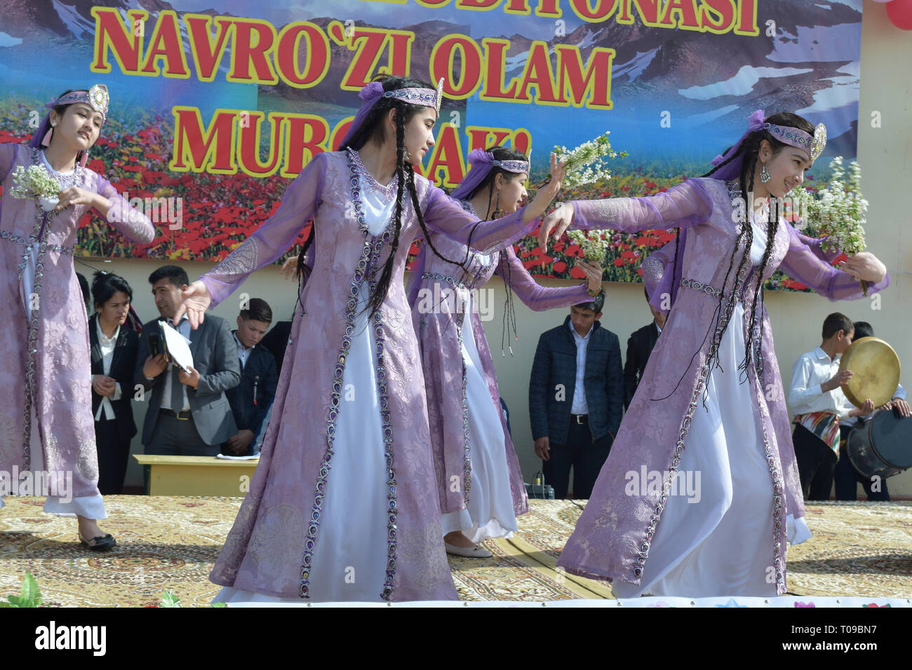 Uzbekistan traditional costume hi-res stock photography and images - Alamy