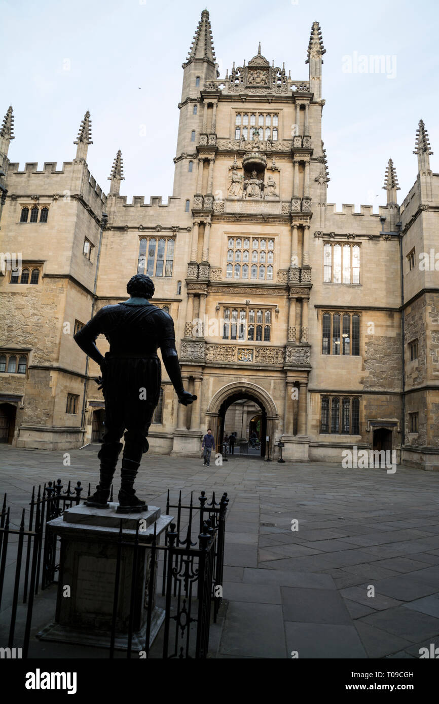 A statue of William Herbert, Earl of Pembroke at the Boolean Library in ...