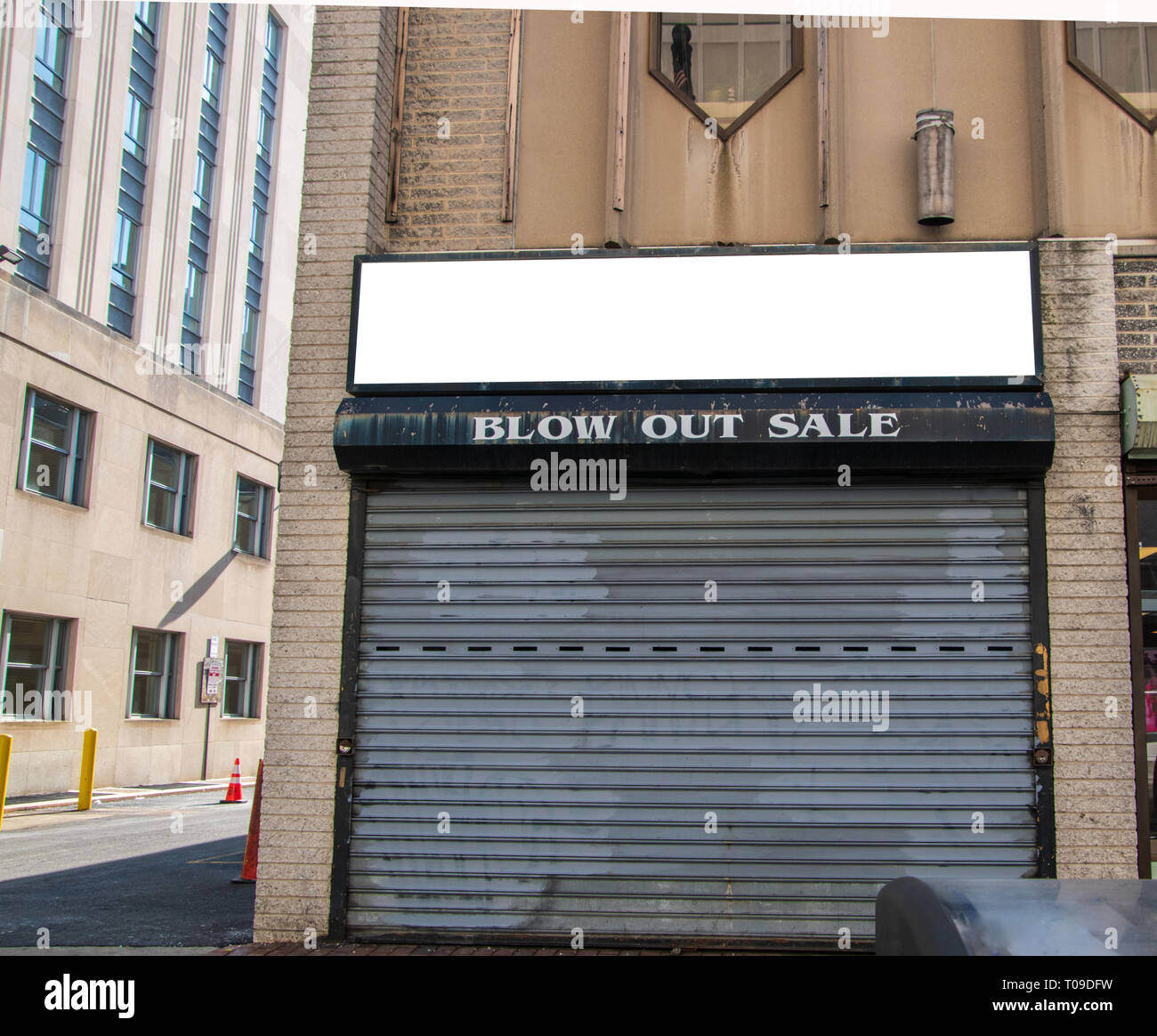 Shuttered store front hi-res stock photography and images - Alamy