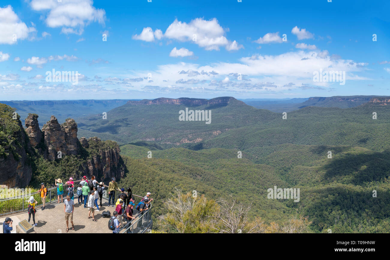 View over the Blue Mountains from The Three Sisters Lookout at Echo ...