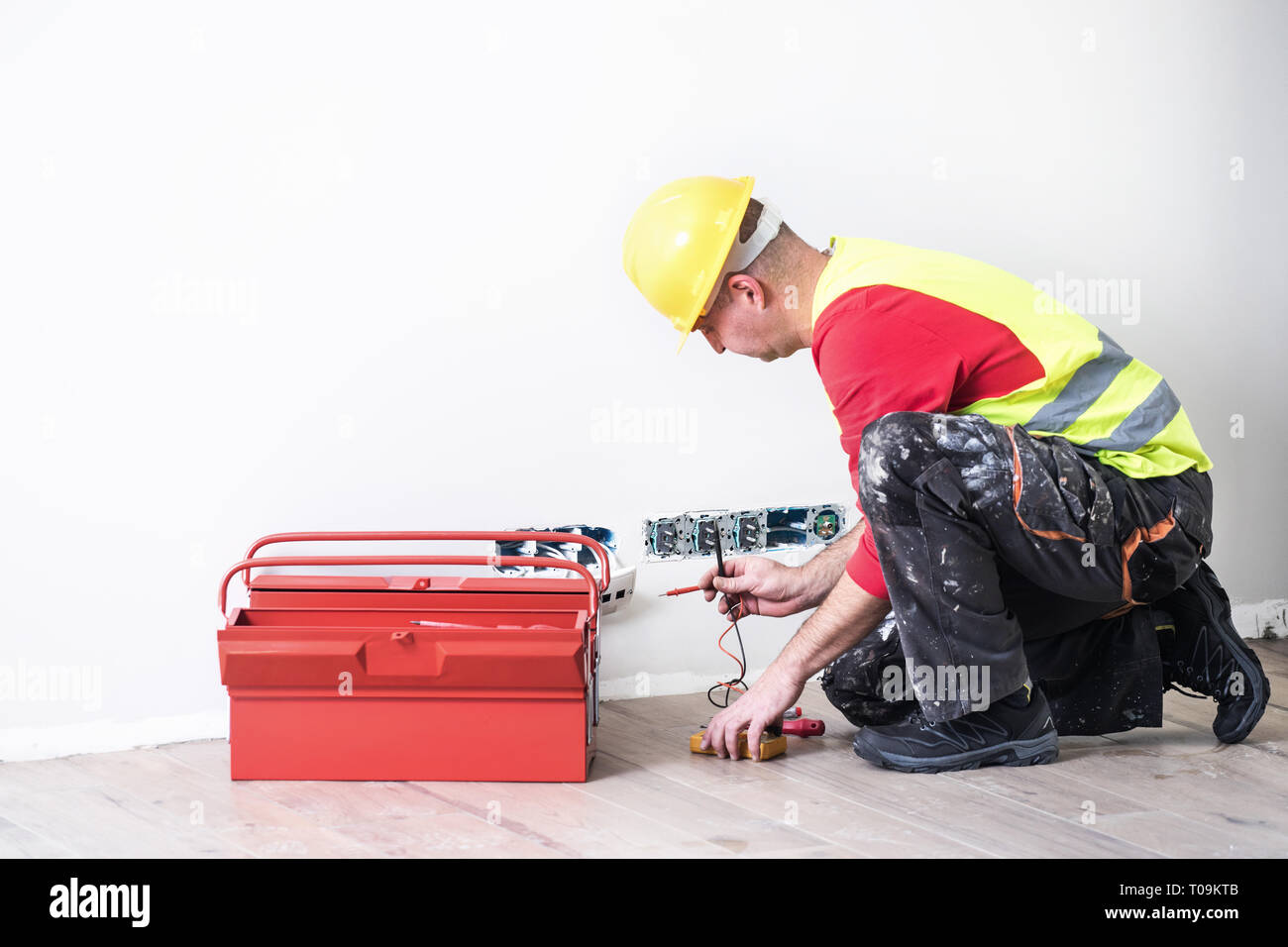 Fixing wires hi-res stock photography and images - Alamy
