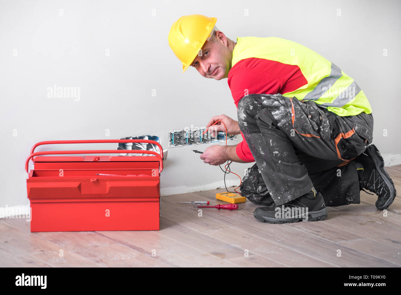 Fixing wires hi-res stock photography and images - Alamy