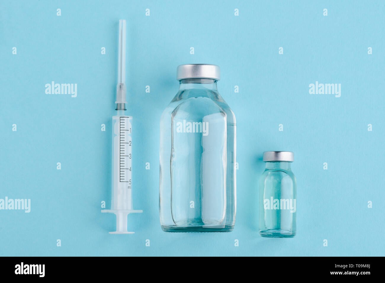 Syringe, glass bottle and vial Stock Photo - Alamy