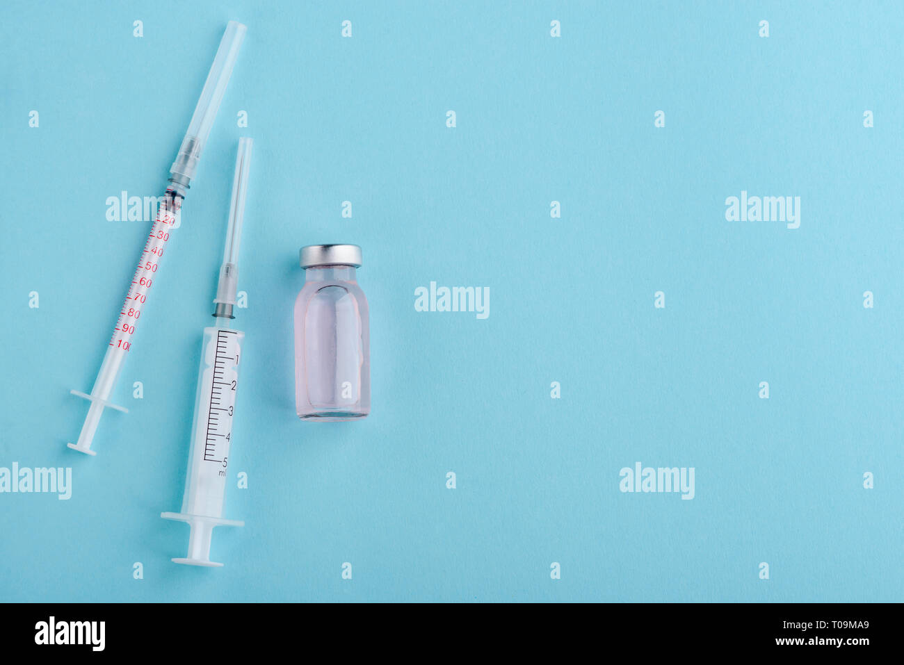 Syringes and vial of medication Stock Photo - Alamy