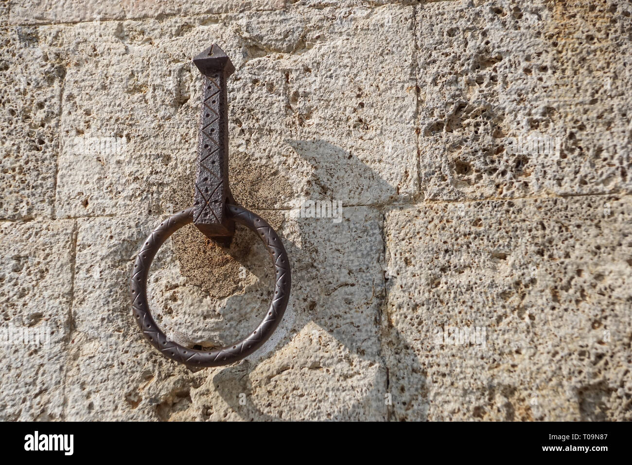 Medieval wall ring hi-res stock photography and images - Alamy