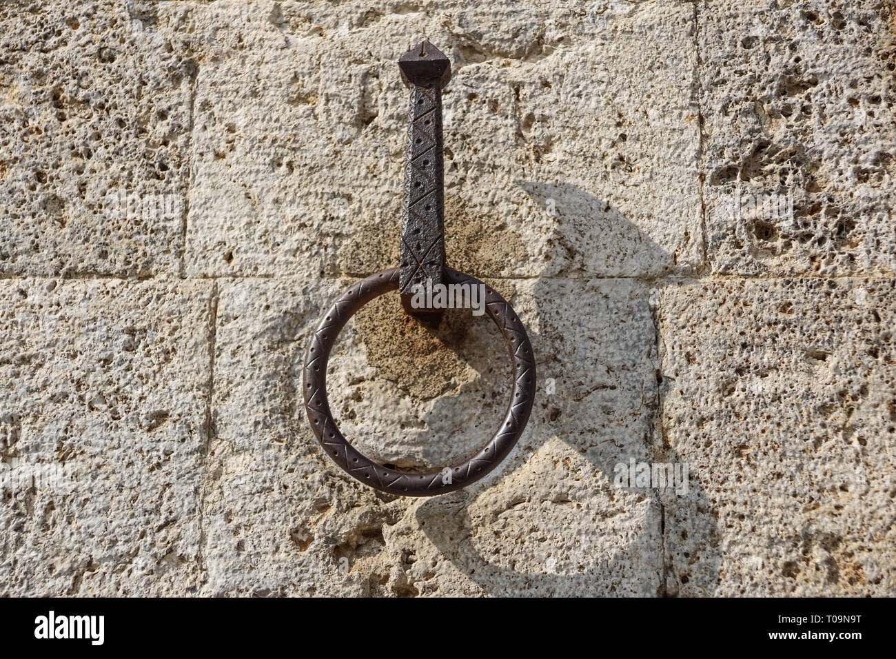 Medieval ring wall hi-res stock photography and images - Alamy