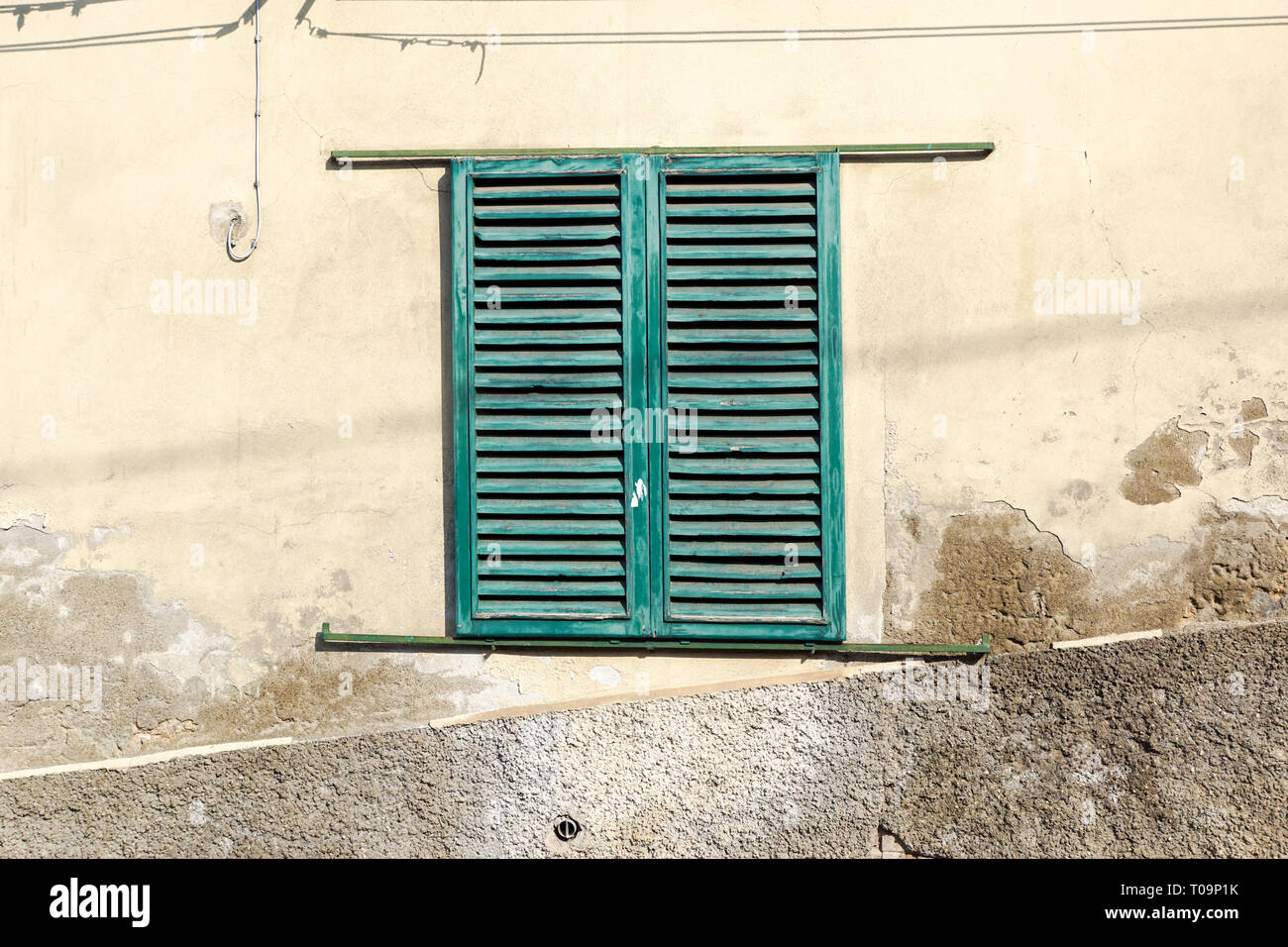 Green window on old traditional house in italy Stock Photo - Alamy