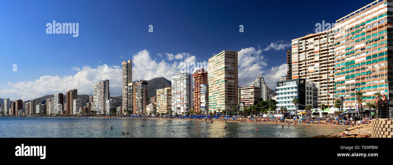 View along the crowded Playa De Levante beach, Benidorm resort, Costa ...