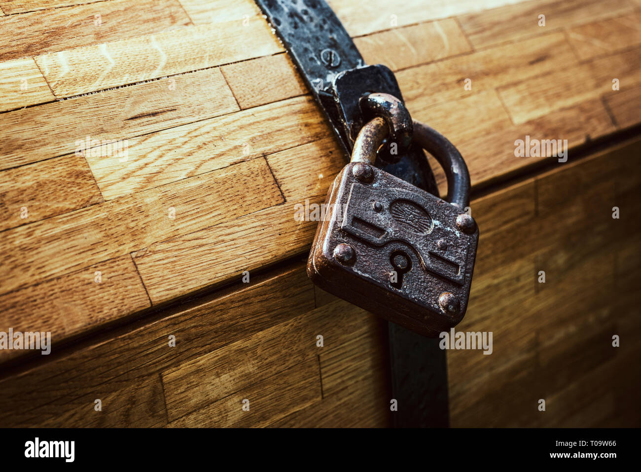 Vintage wooden chest padlock hi-res stock photography and images - Alamy