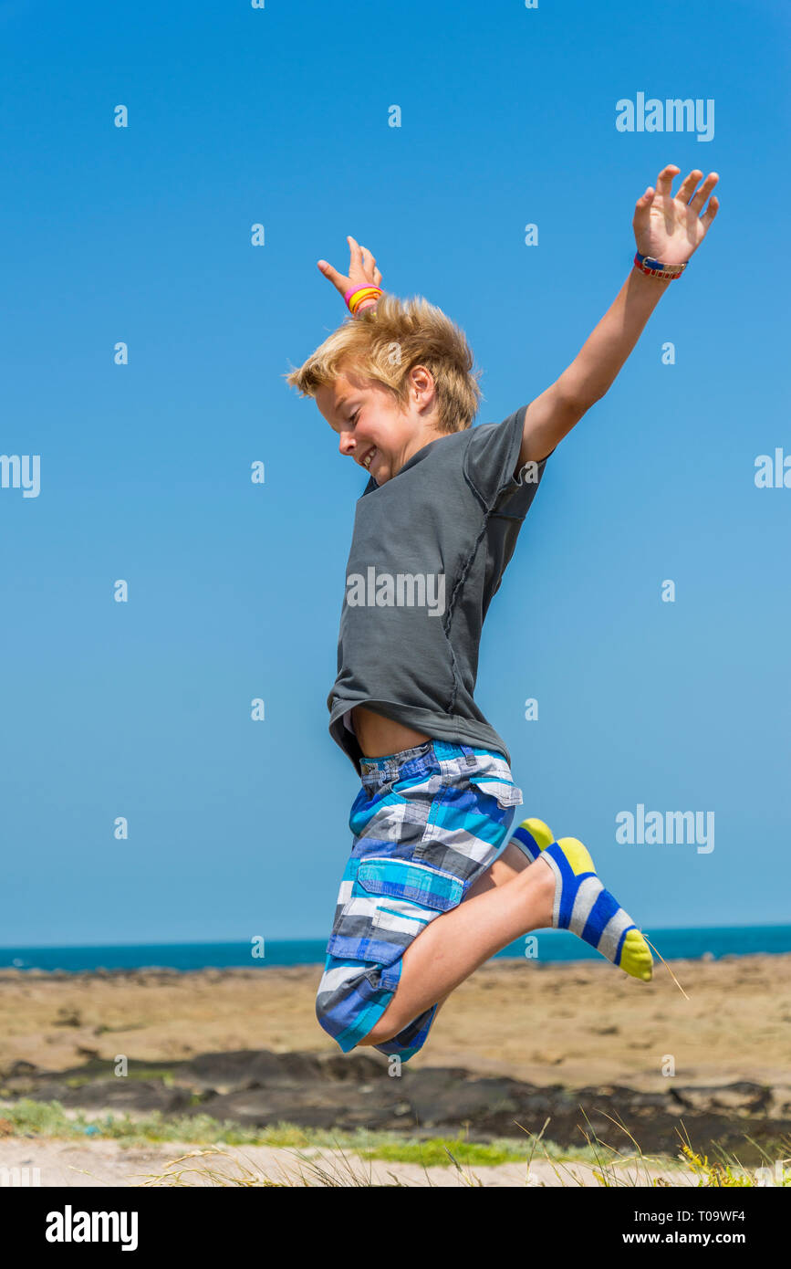 Boy high jump hi-res stock photography and images - Alamy
