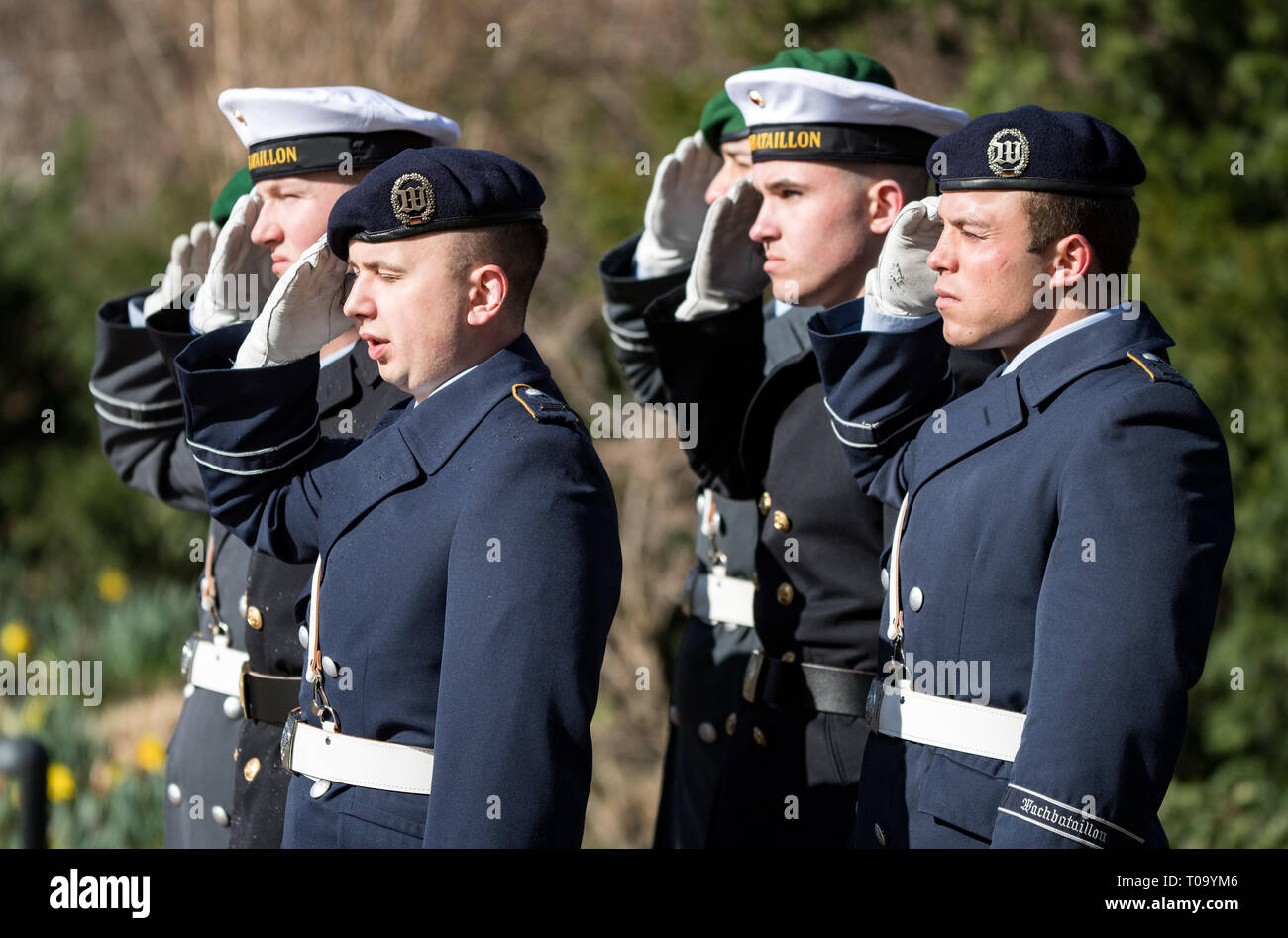 Berlin germany soldiers guard battalion hi-res stock photography and ...