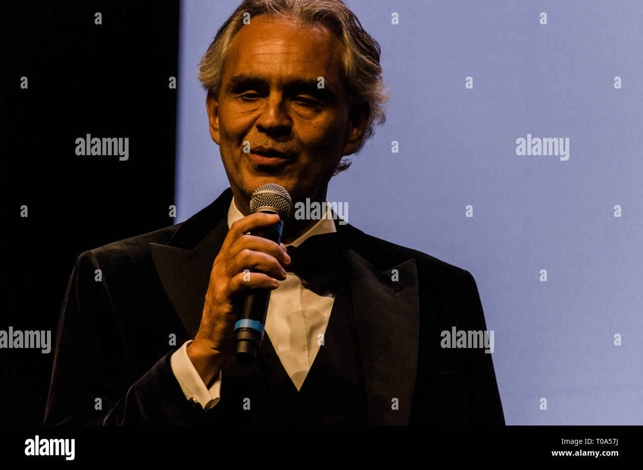 Andrea bocelli singing hi-res stock photography and images - Alamy