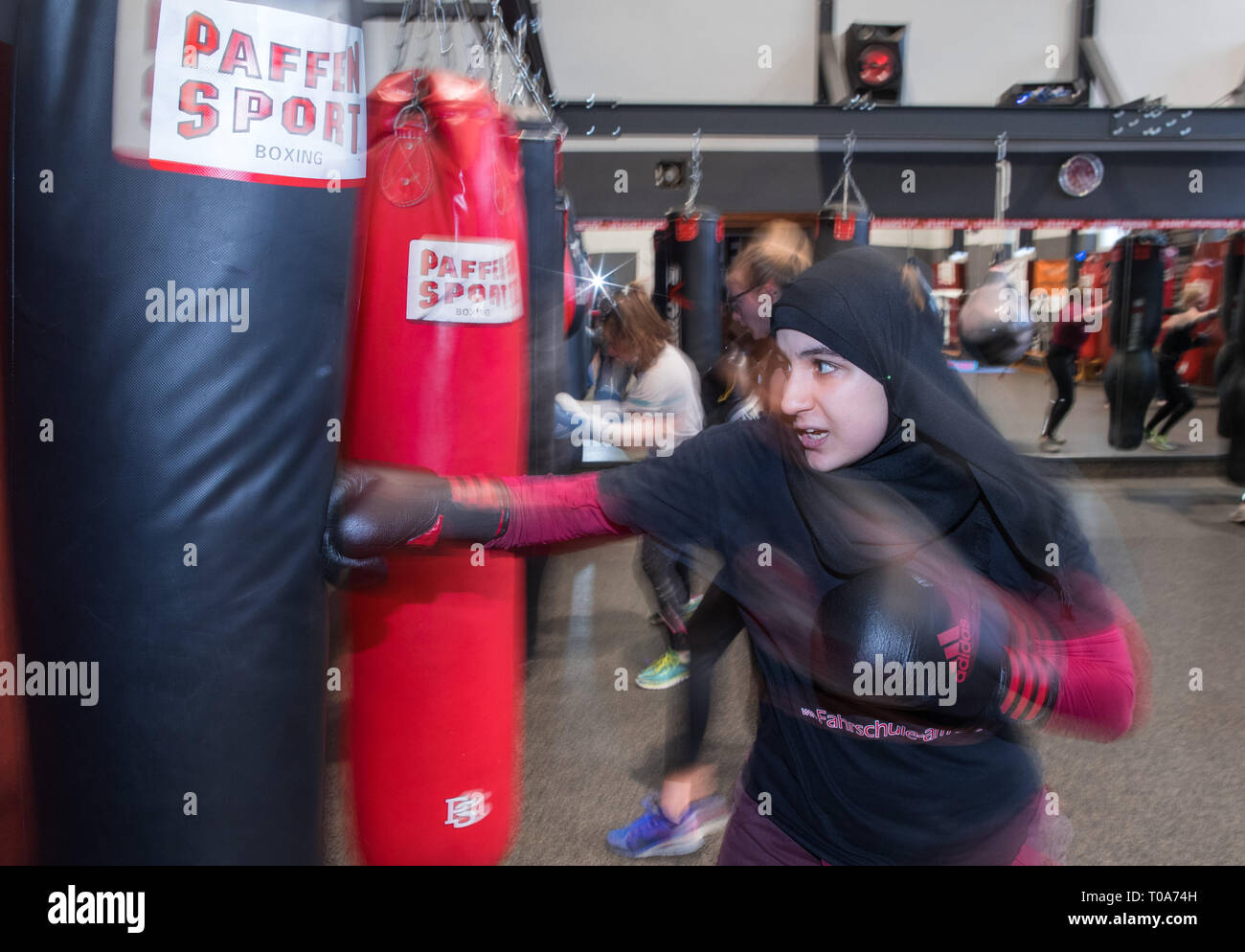 09 March 2019, Schleswig-Holstein, Lübeck: Boxer Miriam Hamdoun trains ...
