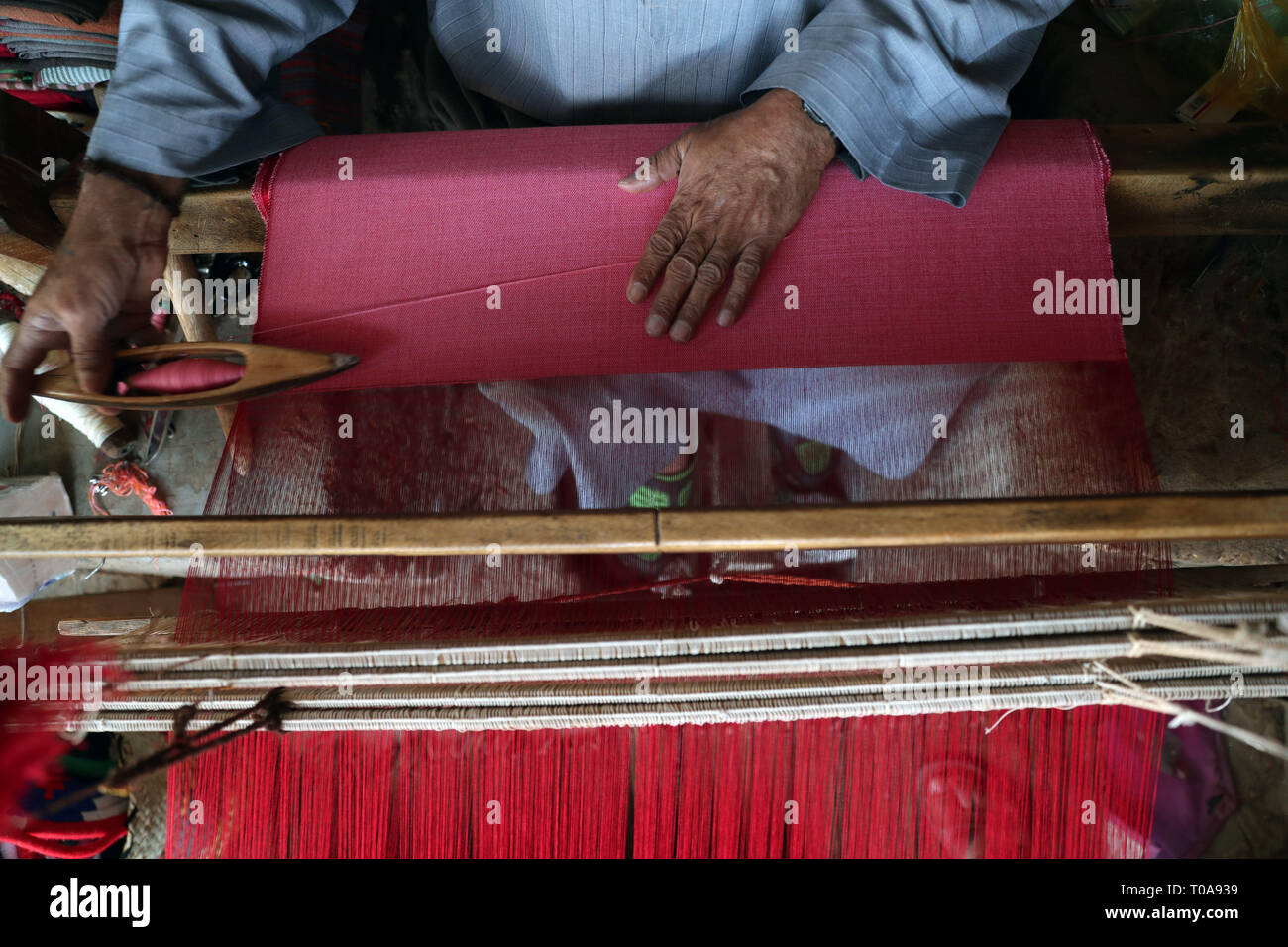 Aswan, Egypt. 17th Mar, 2019. An Egyptian man displays textile weaving ...