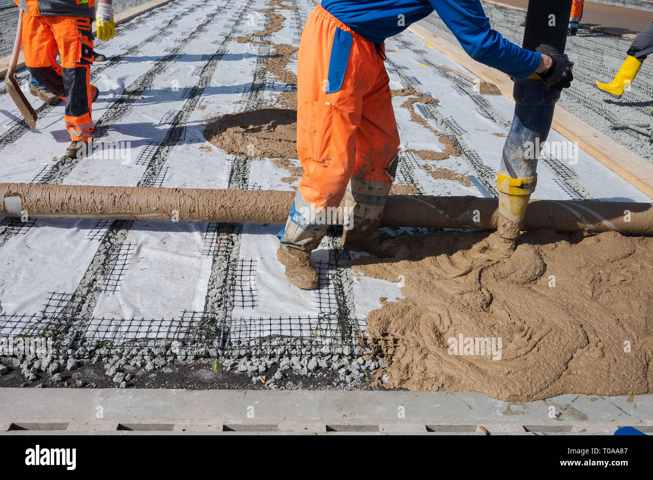 19 March 2019, Saarland, Saarbrücken: Construction workers apply an ...