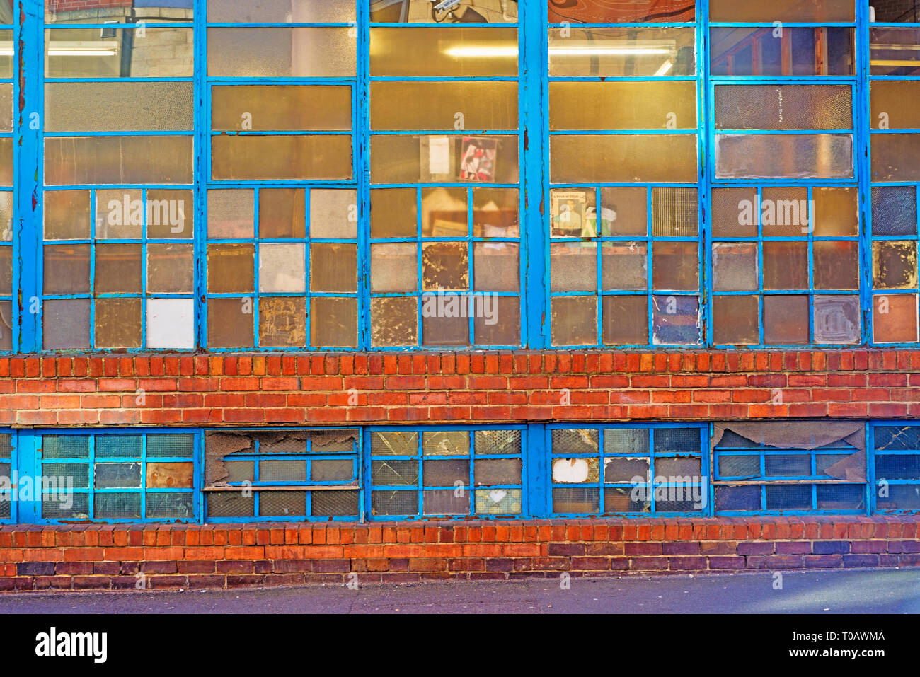 Closed run down warehouse, Sheffield, England Stock Photo - Alamy