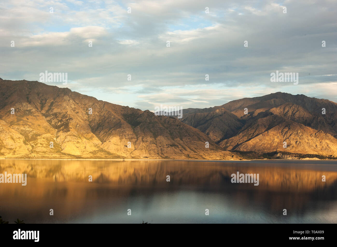 Lake hawea mountains hi-res stock photography and images - Alamy