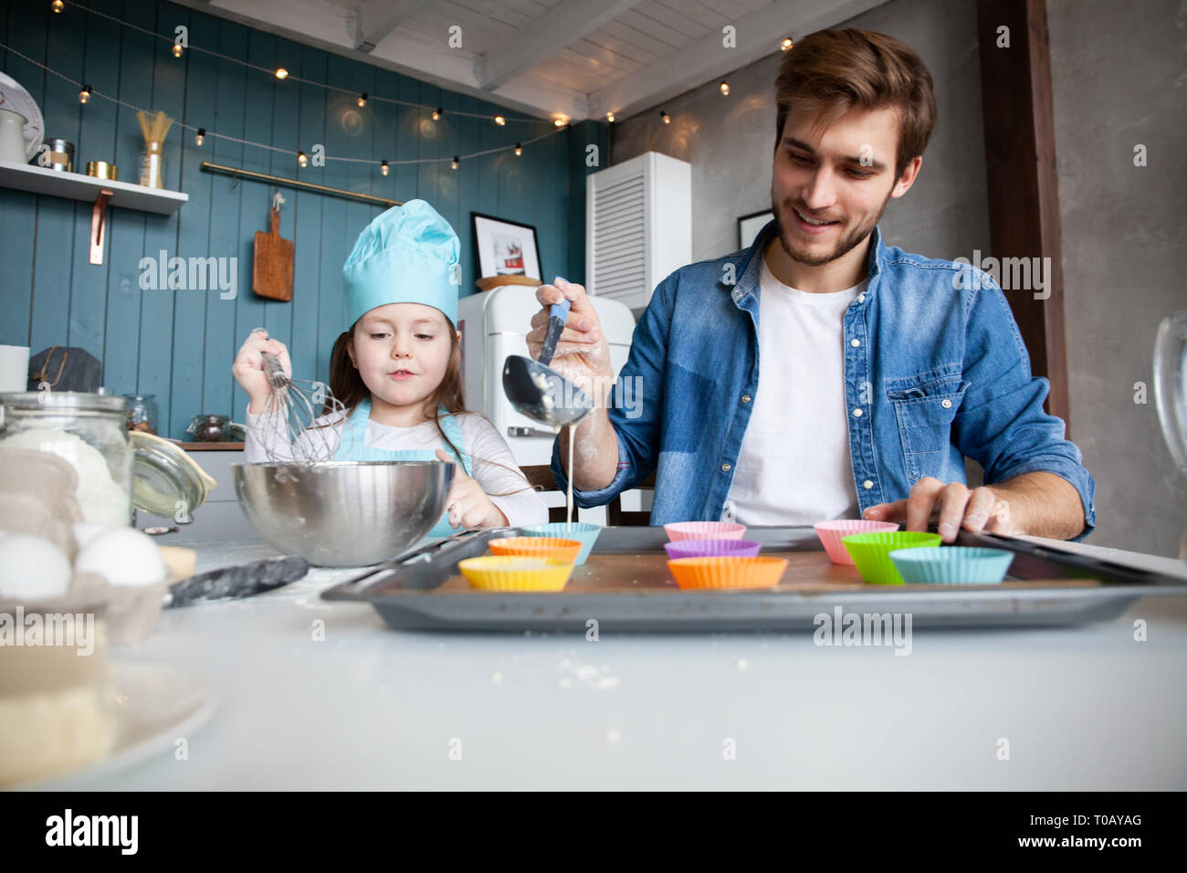 Father daughter baking cake hi-res stock photography and images - Alamy