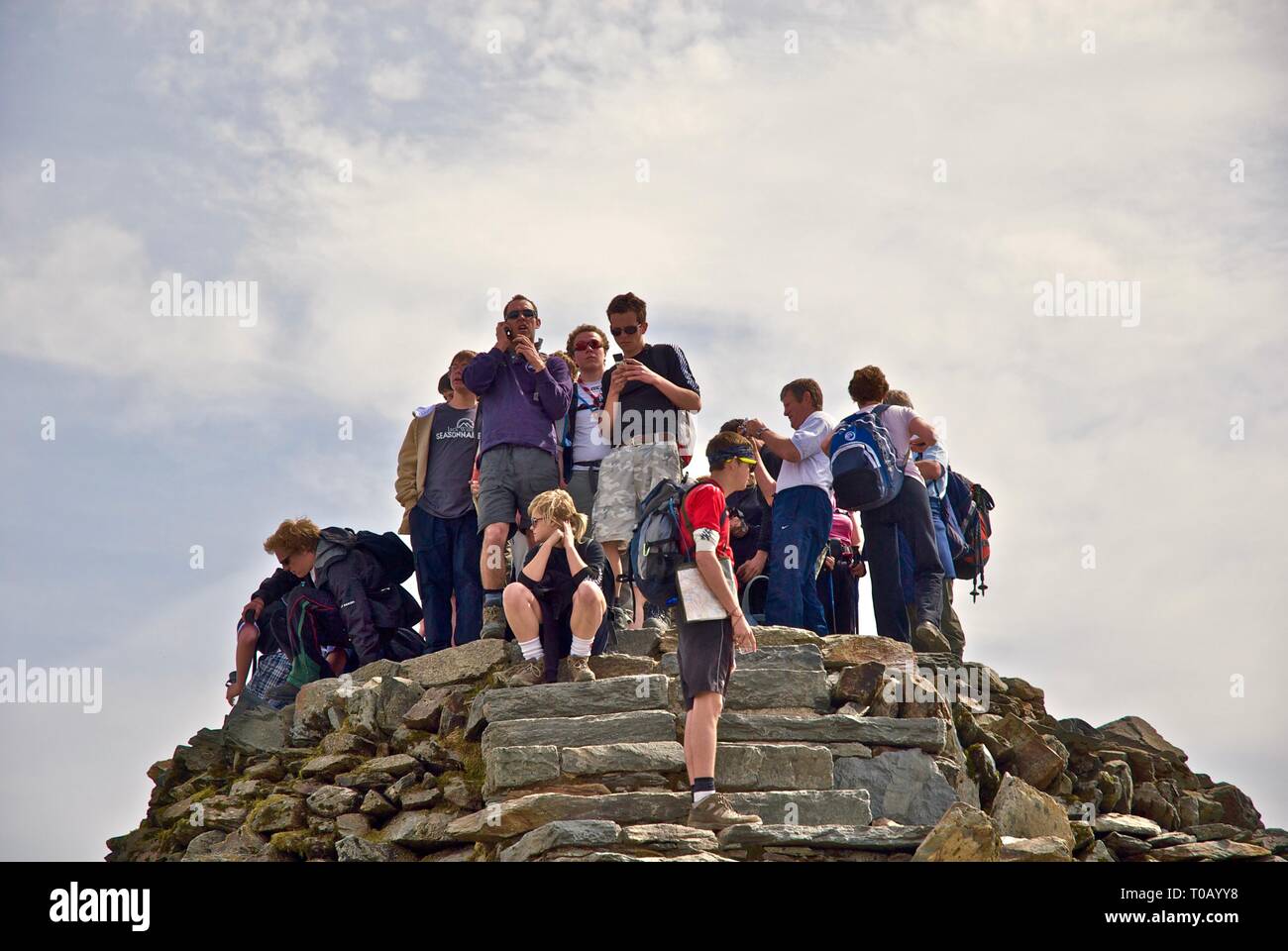 Walkers at the summit of mount snowdon in snowdonia hi-res stock ...
