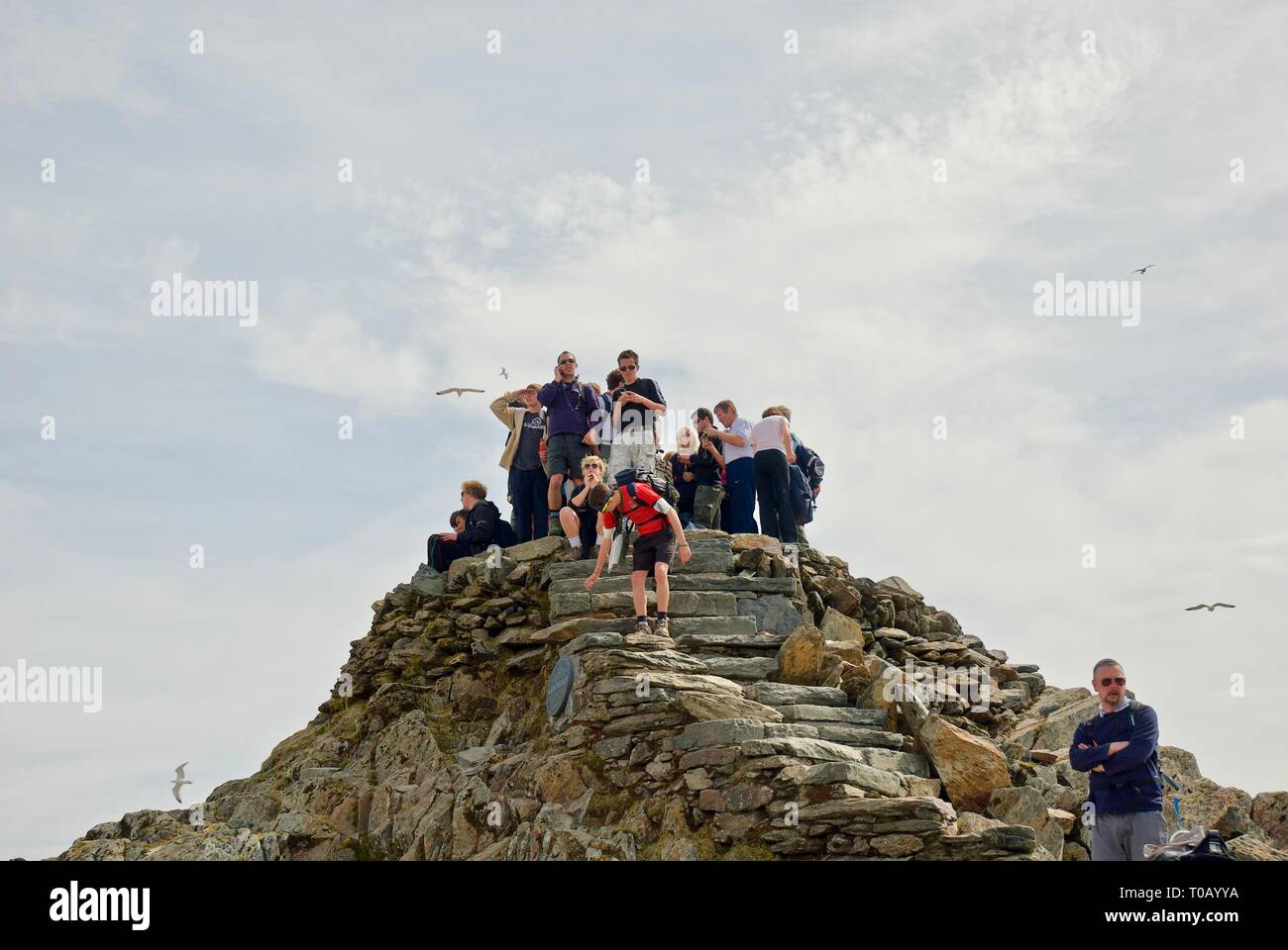 Walkers at the summit of mount snowdon in snowdonia hi-res stock ...