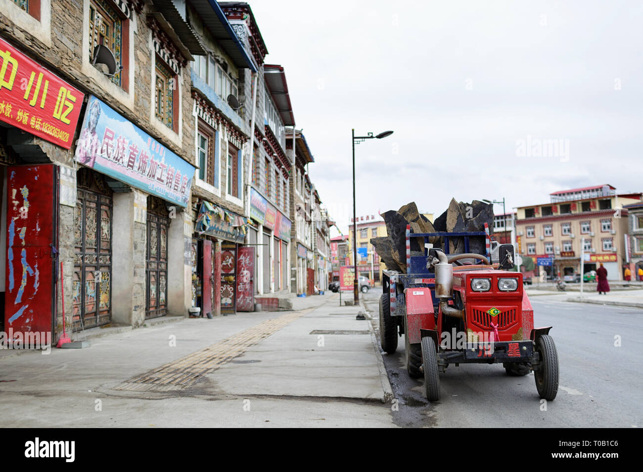 Street in the Chinese Tibetan village Tagong, Sichuan, China Stock ...