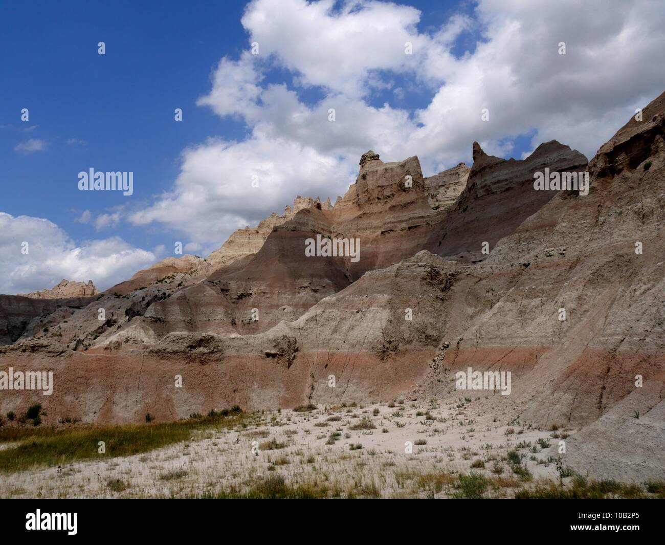 A combination of beautiful skies and dramatic landscape at Badlands ...