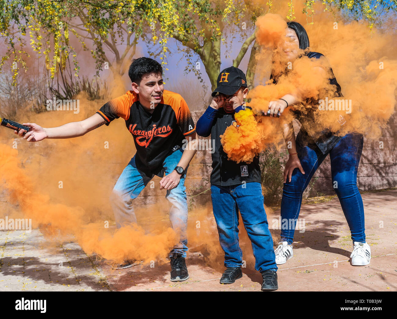 Familia de colores hi-res stock photography and images - Alamy