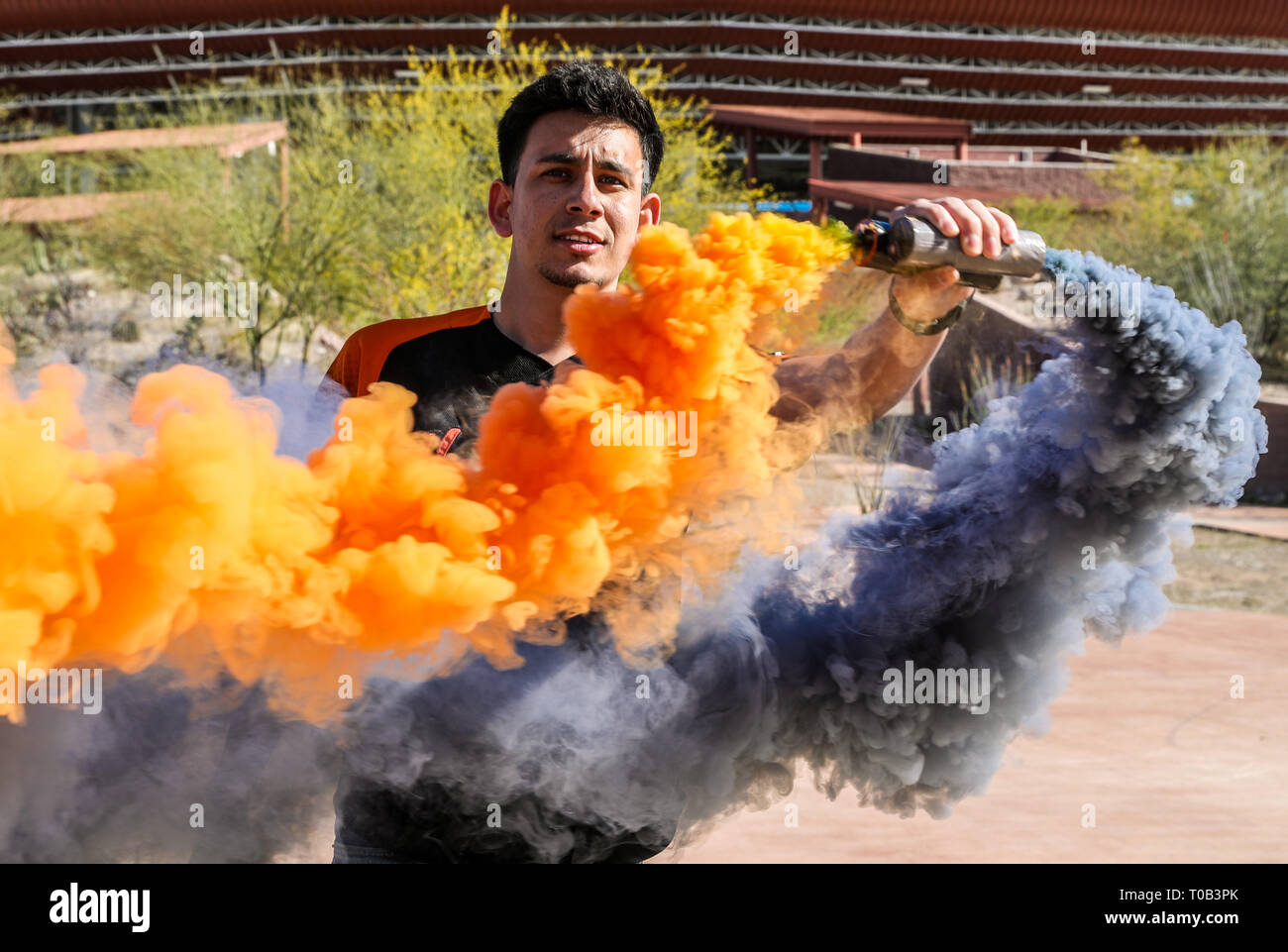Bombas de humo de colores hi-res stock photography and images - Alamy