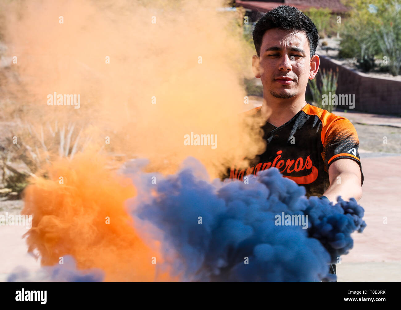 Bombas de humo de colores hi-res stock photography and images - Alamy