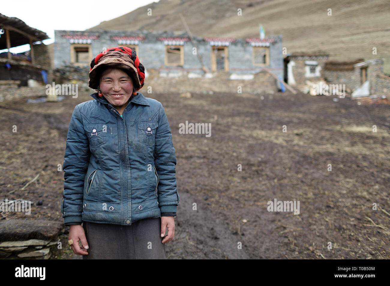 Tibetan traditional clothes hi-res stock photography and images - Alamy