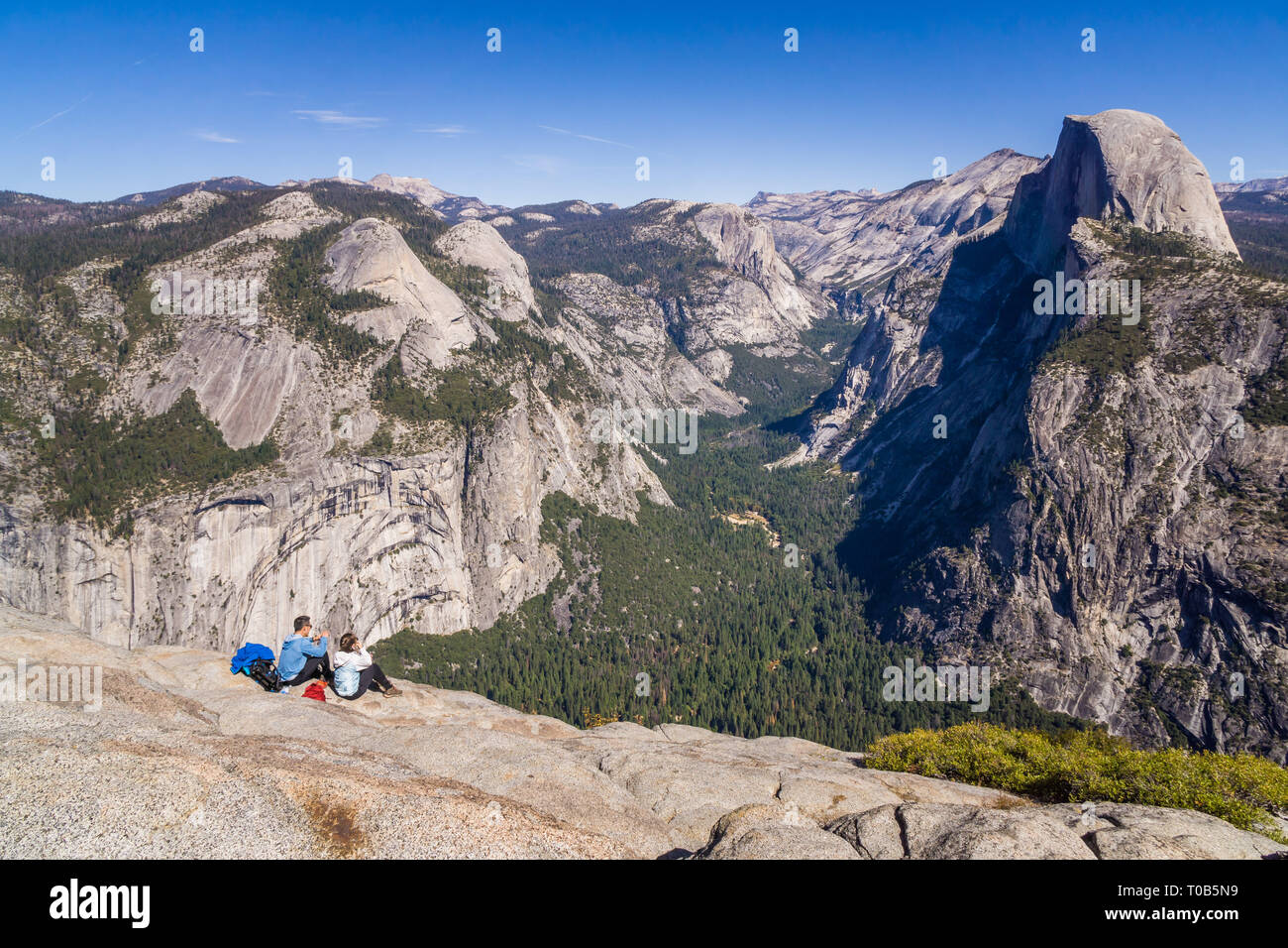 Couple yosemite national park hi-res stock photography and images - Alamy