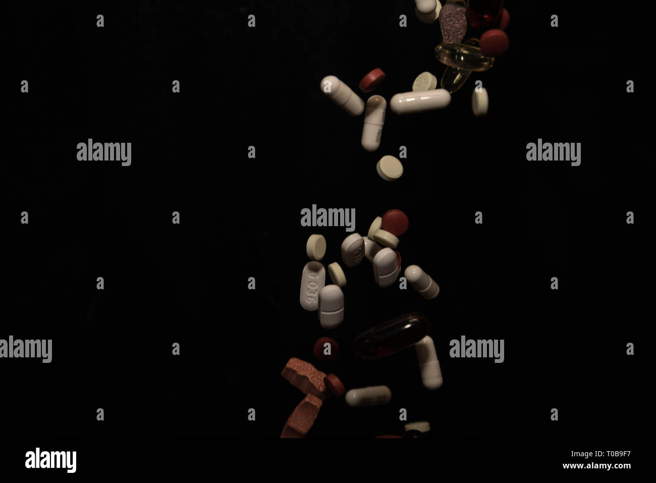 Pills falling hi-res stock photography and images - Alamy