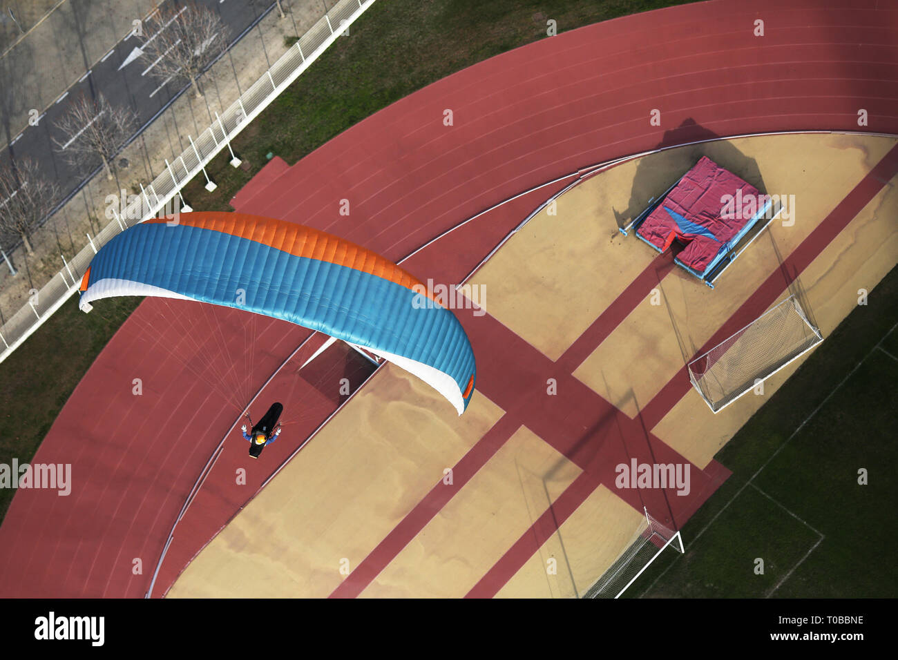Running track aerial hi-res stock photography and images - Alamy