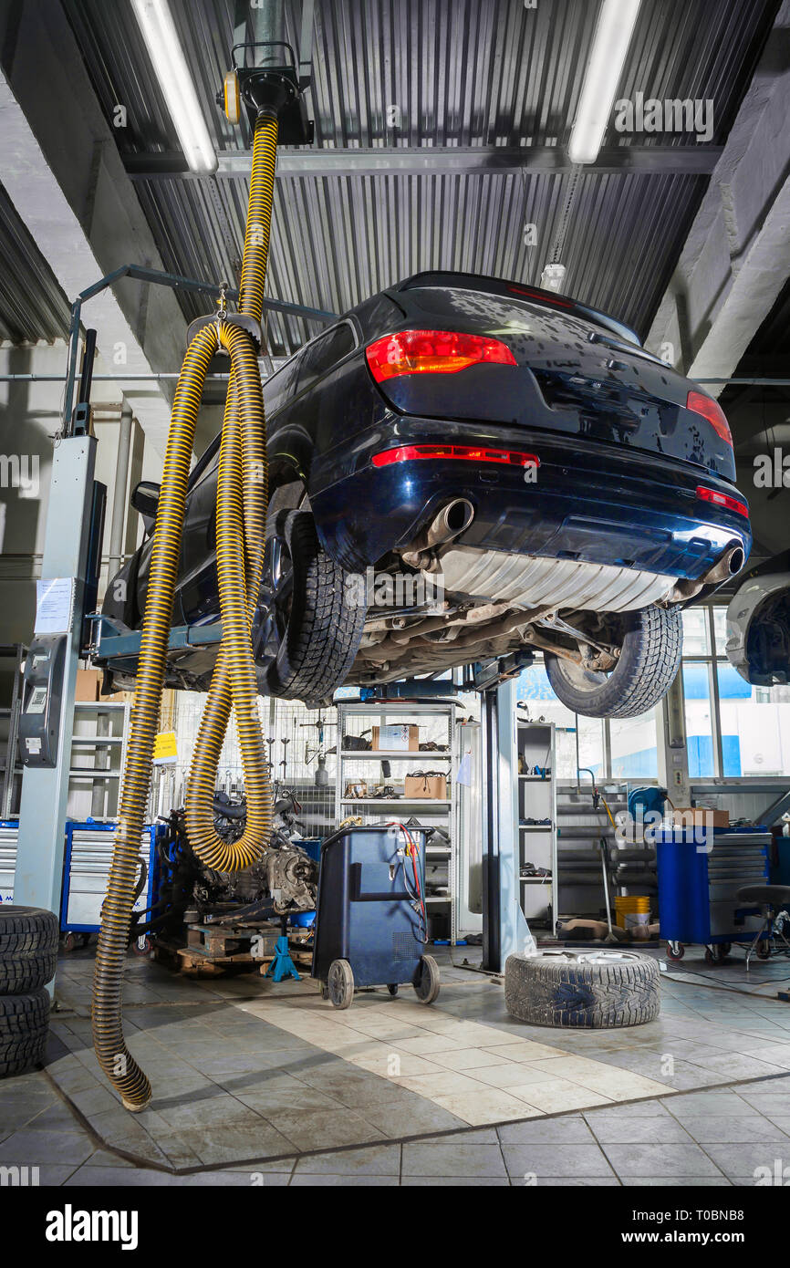 Car repair on a lift for the repair of the chassis, automatic ...
