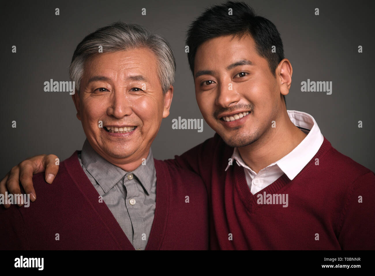 Son arm around his father's shoulders Stock Photo - Alamy
