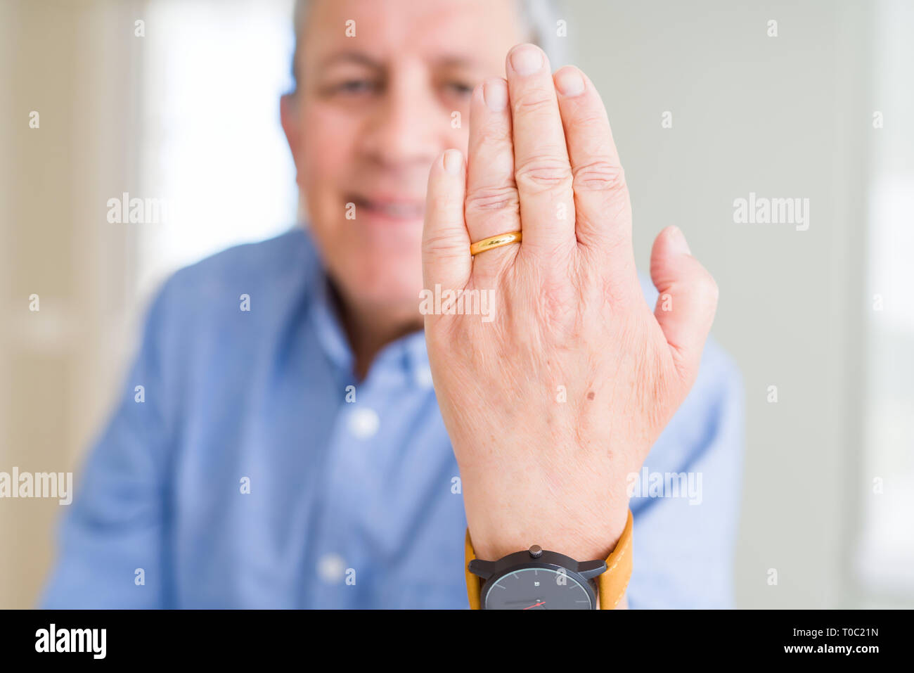 Senior couple showing wedding hi-res stock photography and images - Alamy