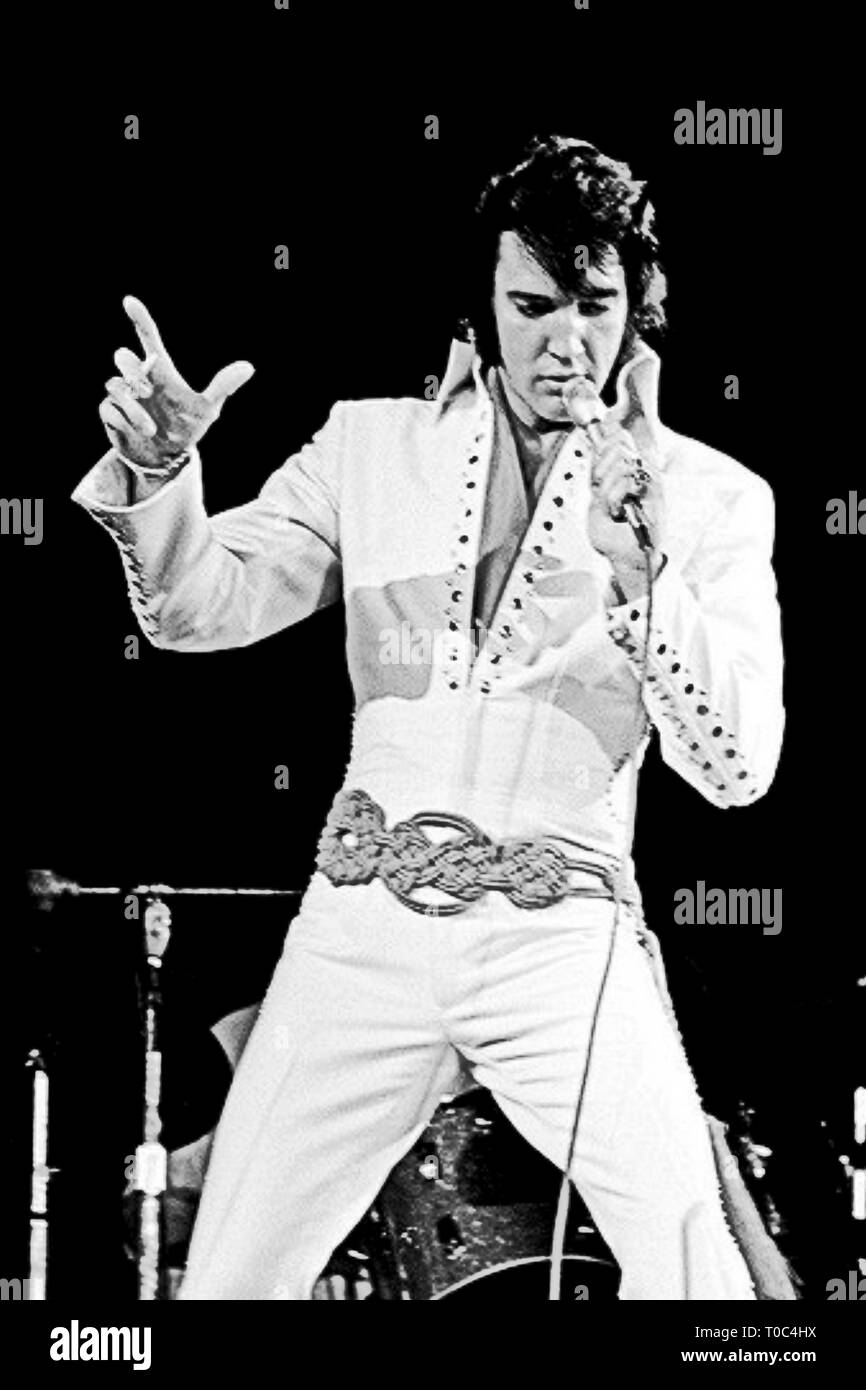Elvis presley performing 1972 hi-res stock photography and images - Alamy
