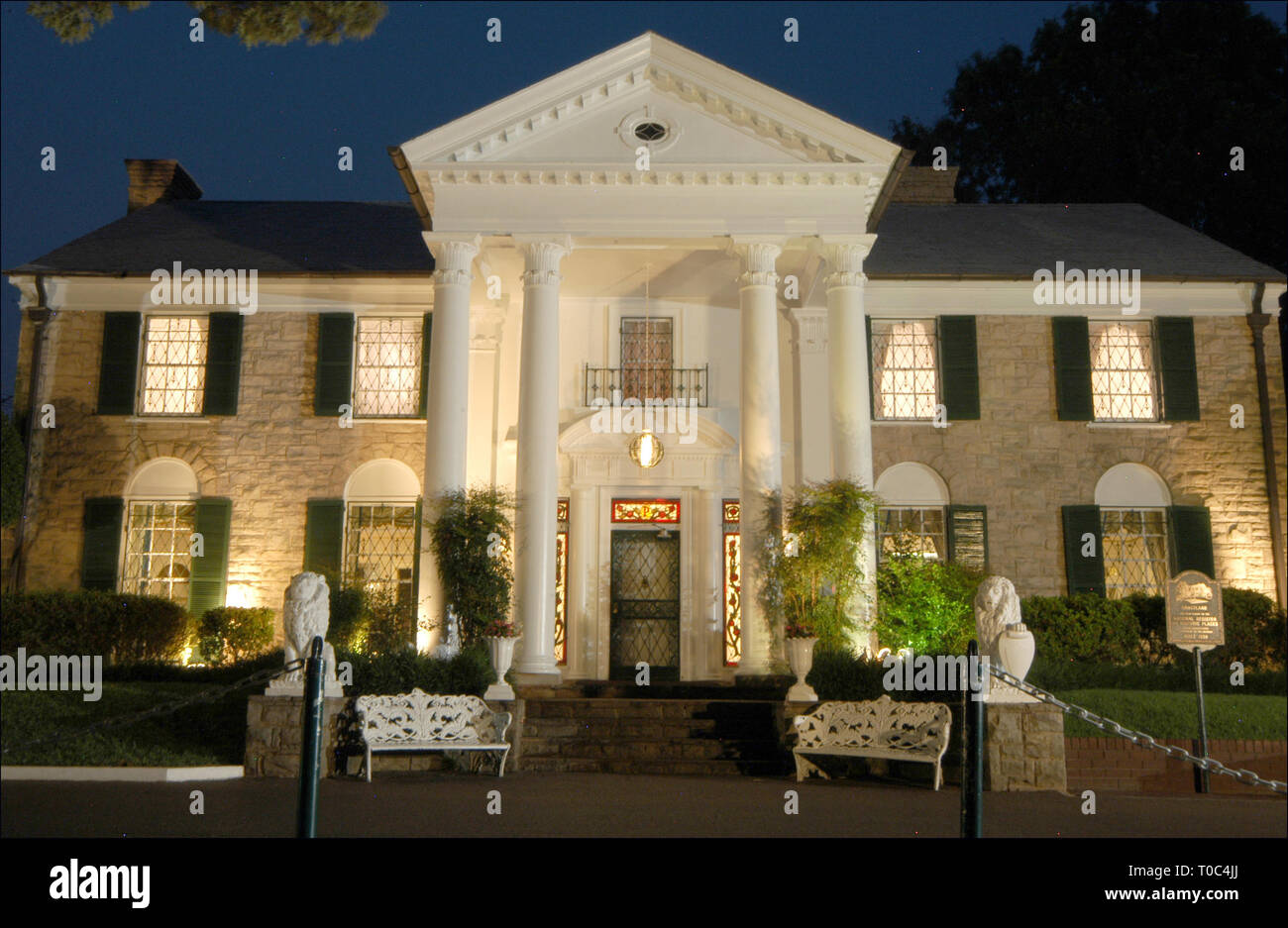 Photo of Elvis PRESLEY and VENUES and GRACELAND; Elvis Presley's house ...
