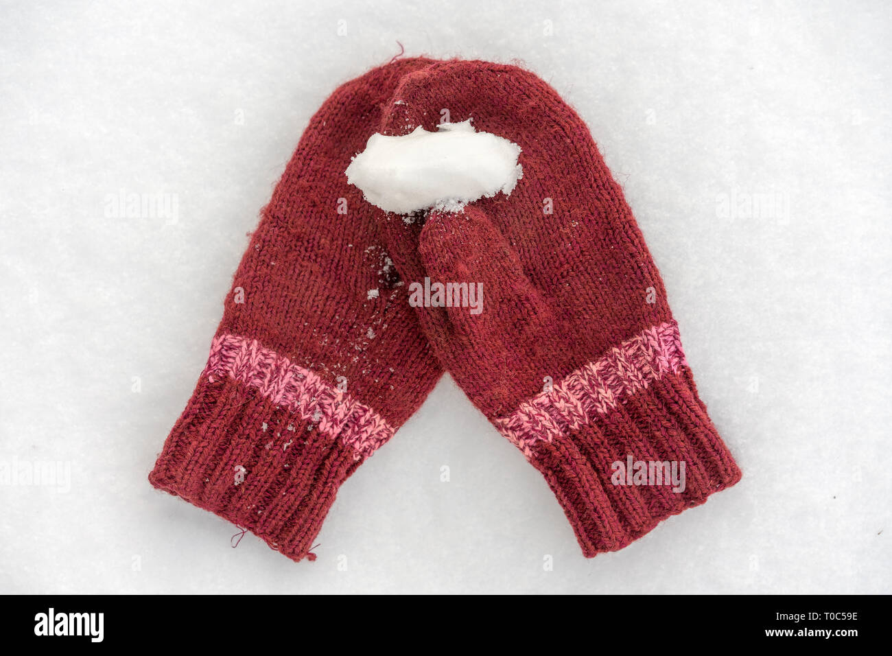 Brilliant white snowflake on snow hi-res stock photography and images ...