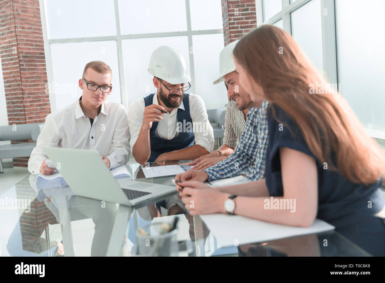 architect and design team discussing ideas for a new project Stock ...