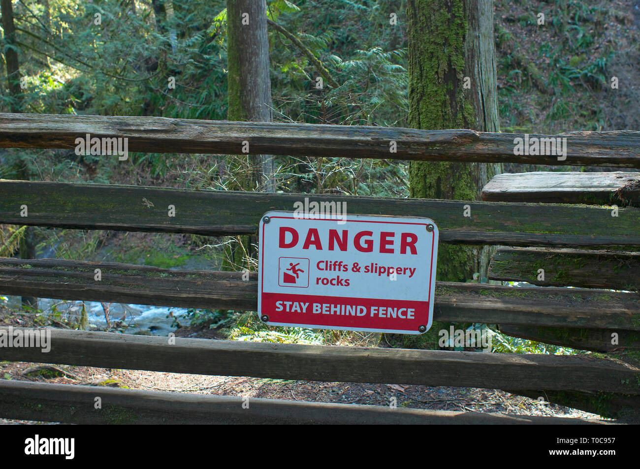Stay behind fence sign hi-res stock photography and images - Alamy