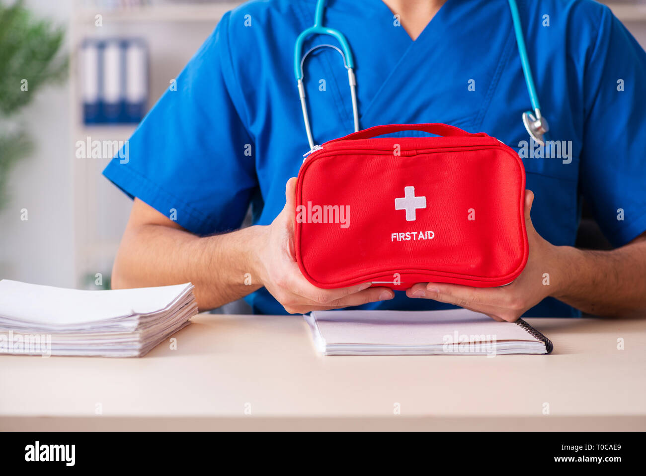 Male doctor with first aid bag Stock Photo - Alamy