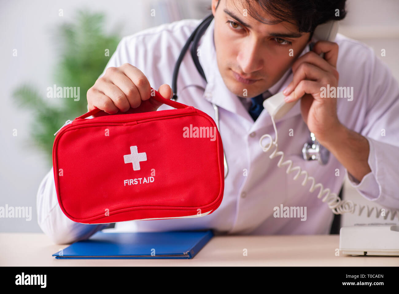 Male doctor with first aid bag Stock Photo - Alamy