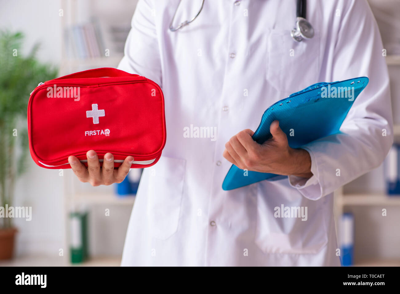 Male doctor with first aid bag Stock Photo - Alamy