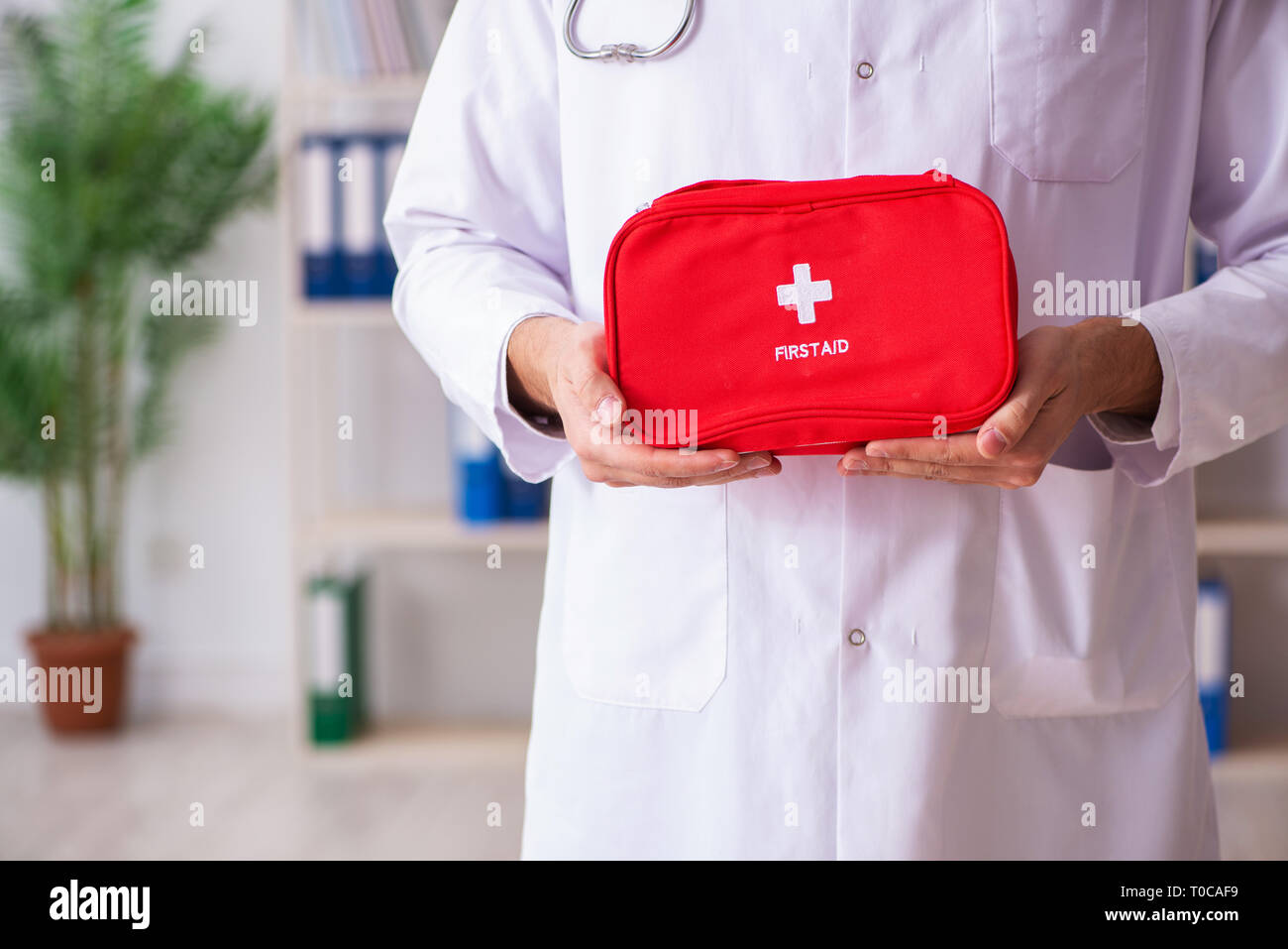 Male doctor with first aid bag Stock Photo - Alamy