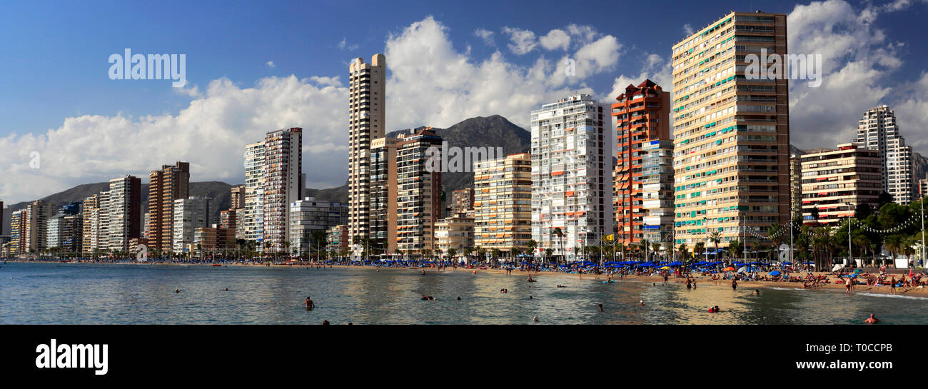 View along the crowded Playa De Levante beach, Benidorm resort, Costa ...