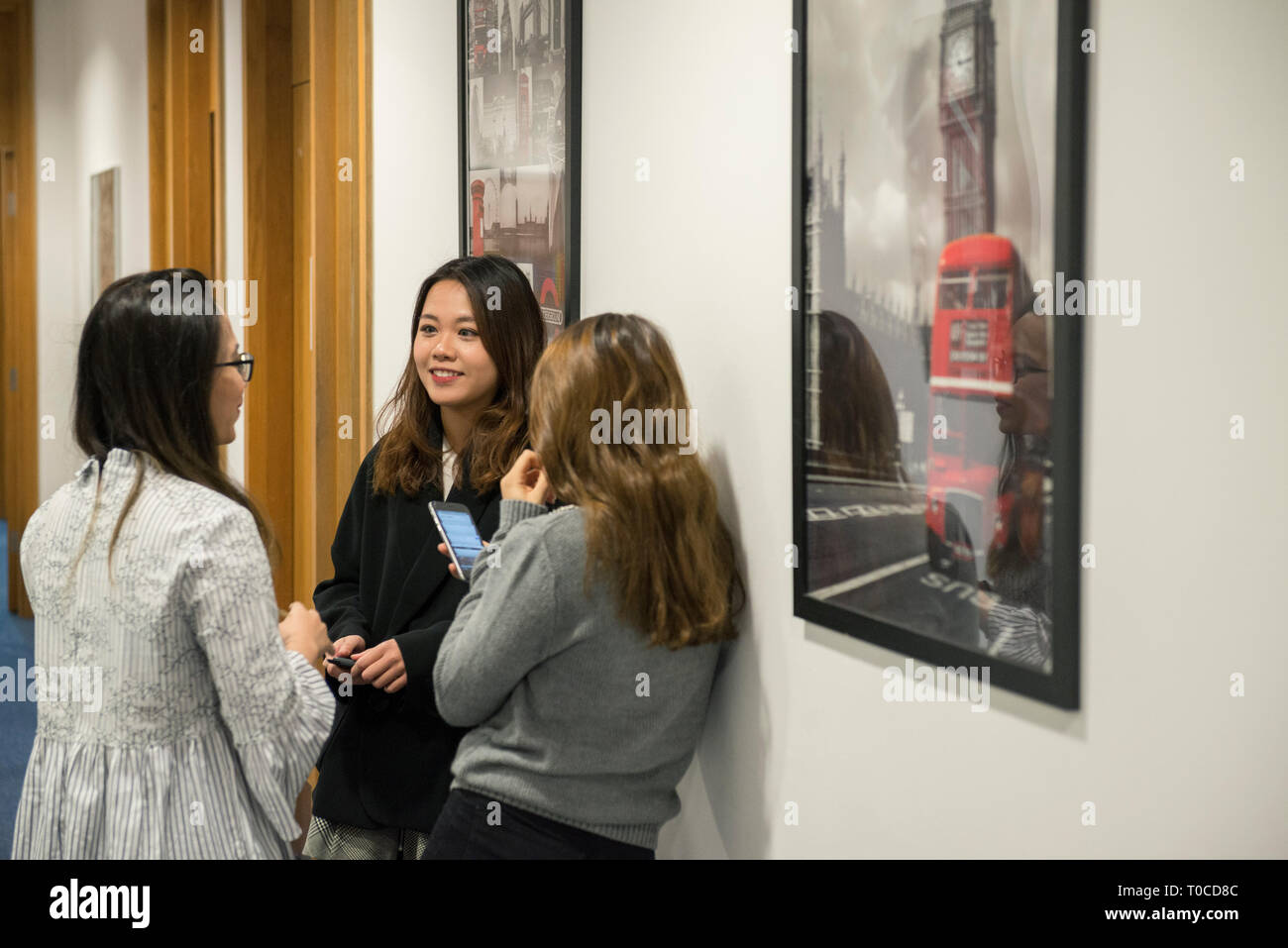 Three college friends talking hi-res stock photography and images - Alamy