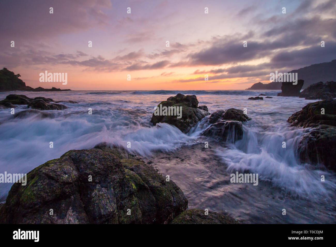 Wave hit the rock hi-res stock photography and images - Alamy